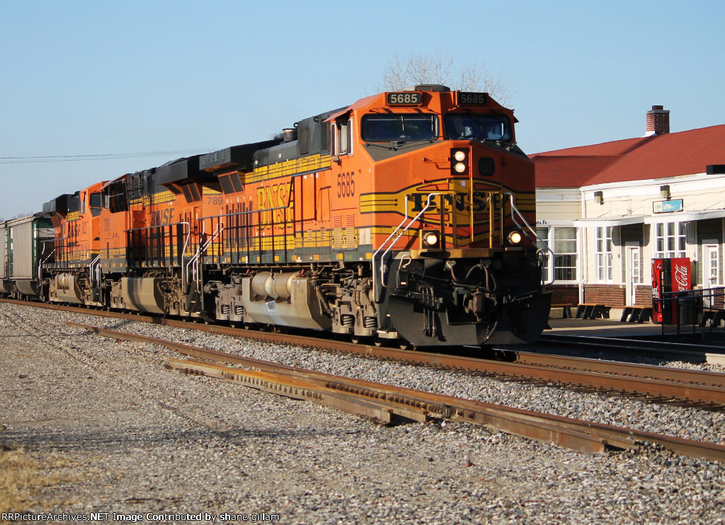 BNSF 5685 leads the trash train dast.